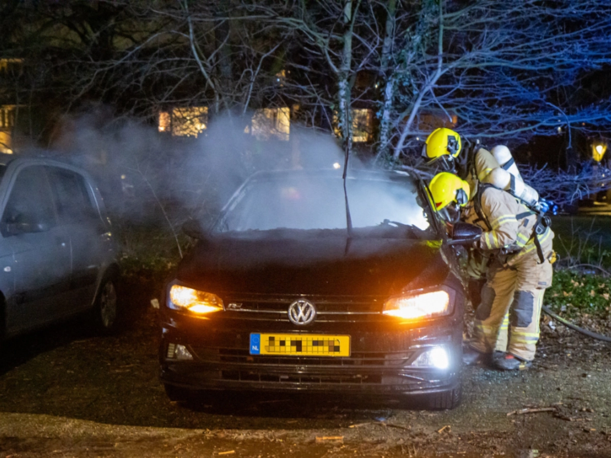 Auto brandt volledig uit op Koninginnelaan - Vlaardingen24