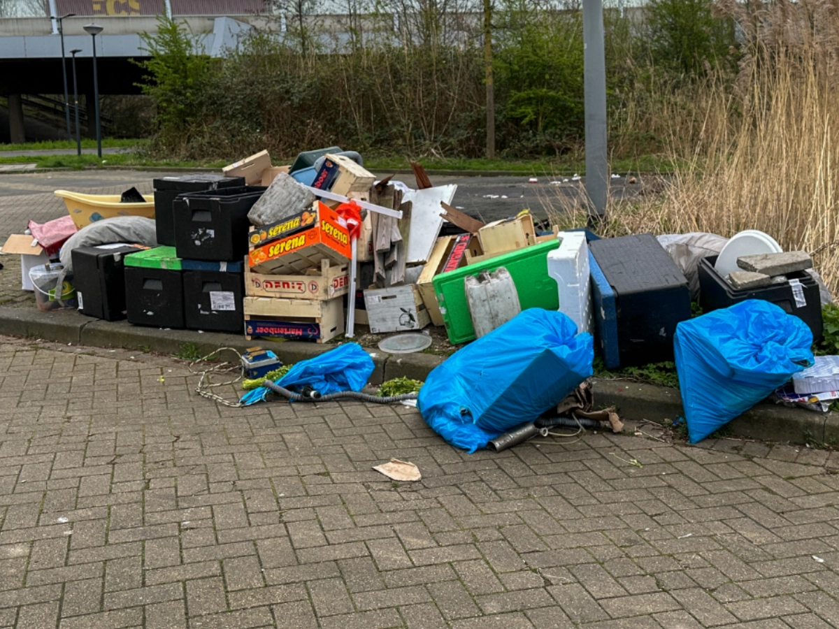 Parkeerplaats gebruikt om afval te dumpen - Vlaardingen24