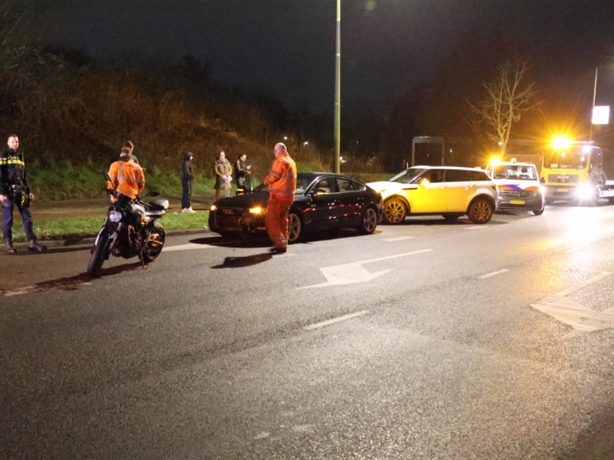 Kop-staartaanrijding tussen motor en twee auto's - Vlaardingen24