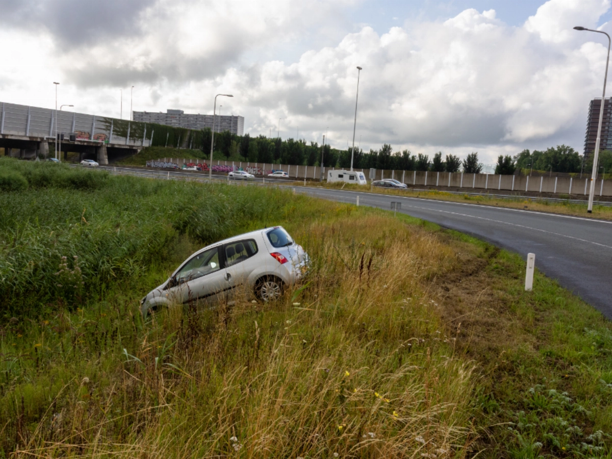 Auto vliegt uit de bocht van A20 - Schiedam24