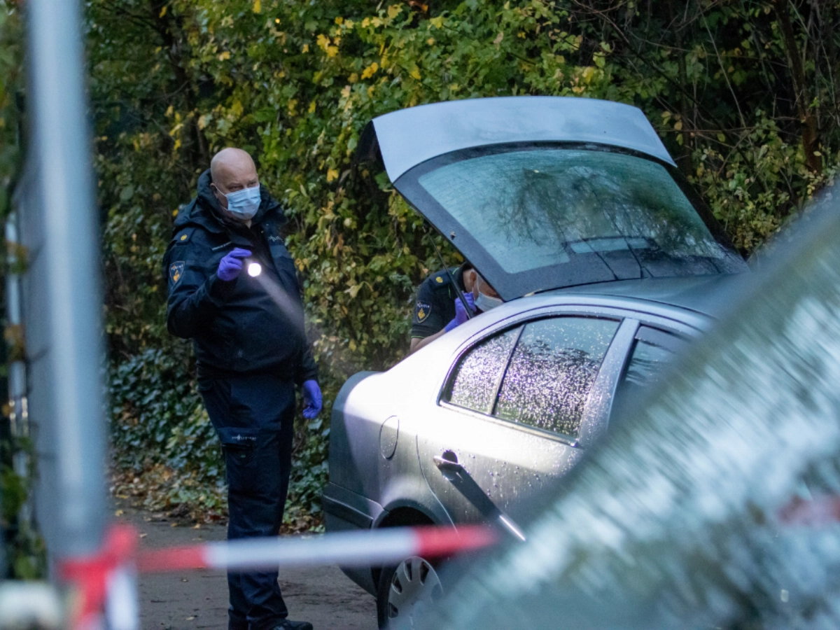 Dode man aangetroffen in geparkeerde auto op bouwterrein - Vlaardingen24