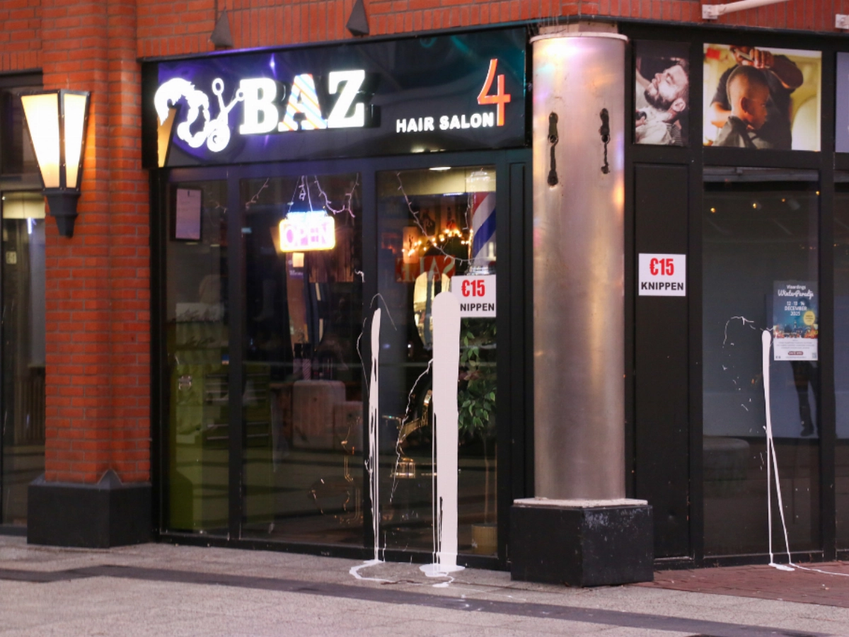 Kapperszaak in Vlaardingen besmeurd met witte verf - Vlaardingen24