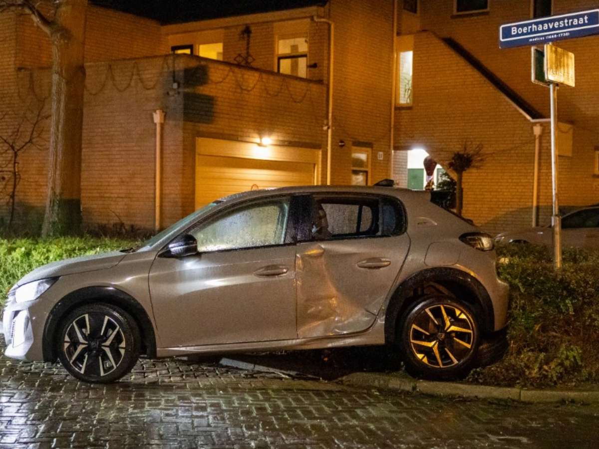 Politie ramt geparkeerde auto's op spekgladde weg in Vlaardingen ...