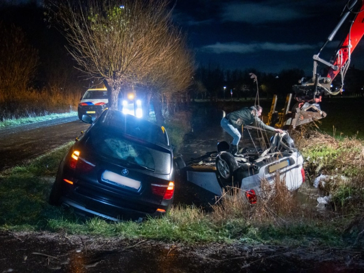 Twee auto's in de sloot op de Holyweg - Vlaardingen24