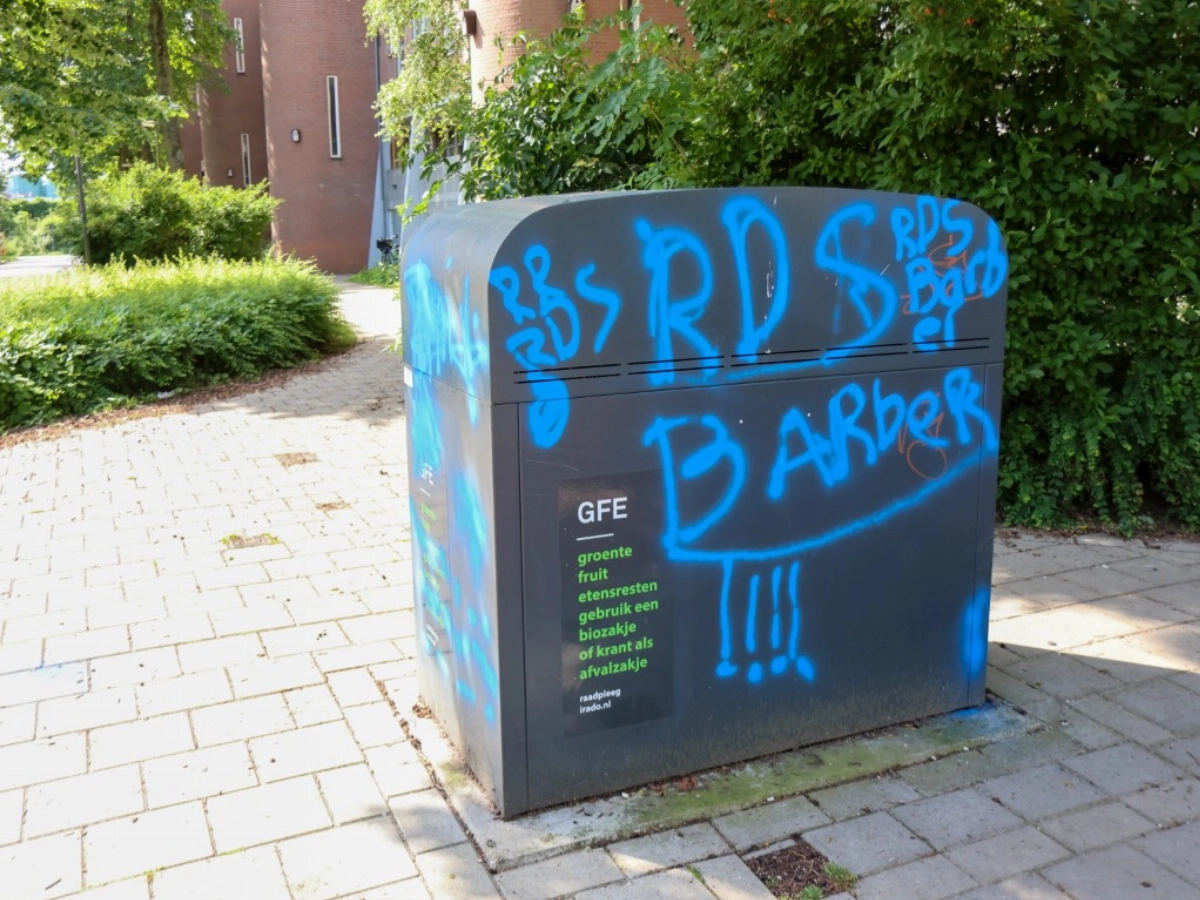 Jongeren laten spoor van graffiti achter op Binnensingel en ...