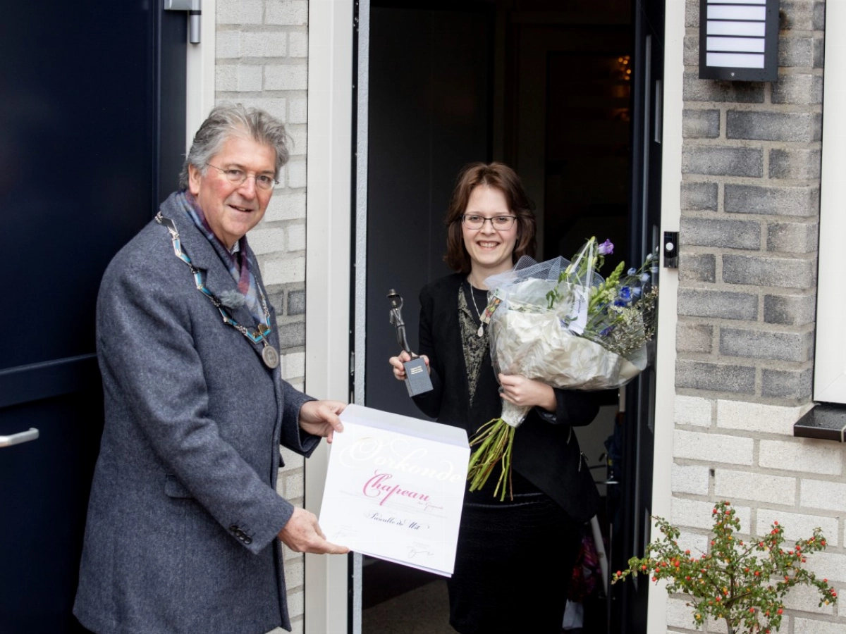 Pascalle de Wit krijgt Chapeau 2021 - Maassluis24