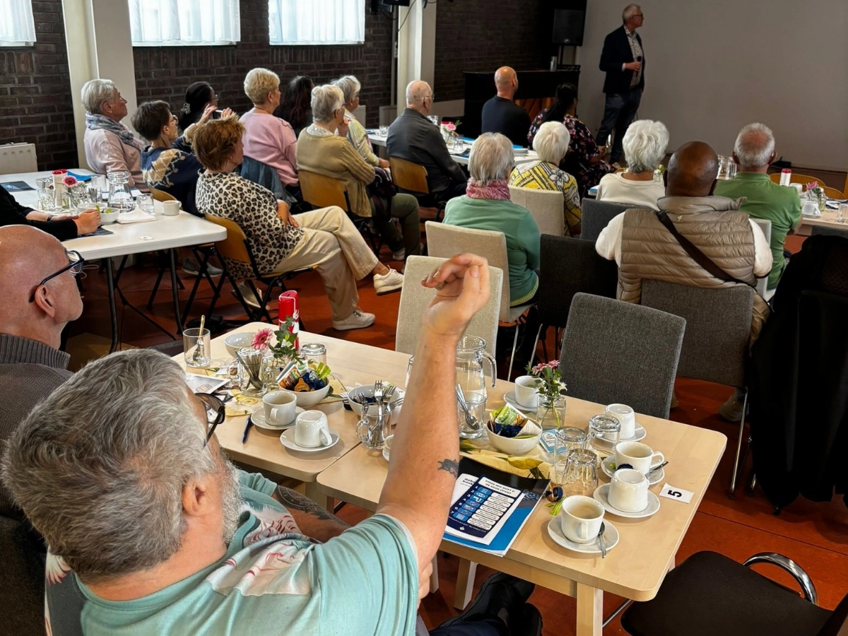 Senioren in Maassluis vergroten hun digitale weerbaarheid tijdens interactieve bijeenkomsten ...