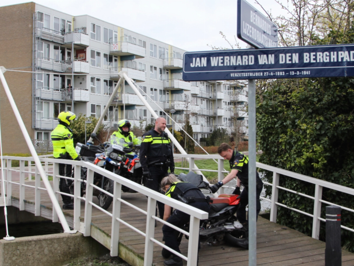 Schiedam24 • Politie achtervolgt scooter in Woudhoek • #Schiedam. - Oozo.nl