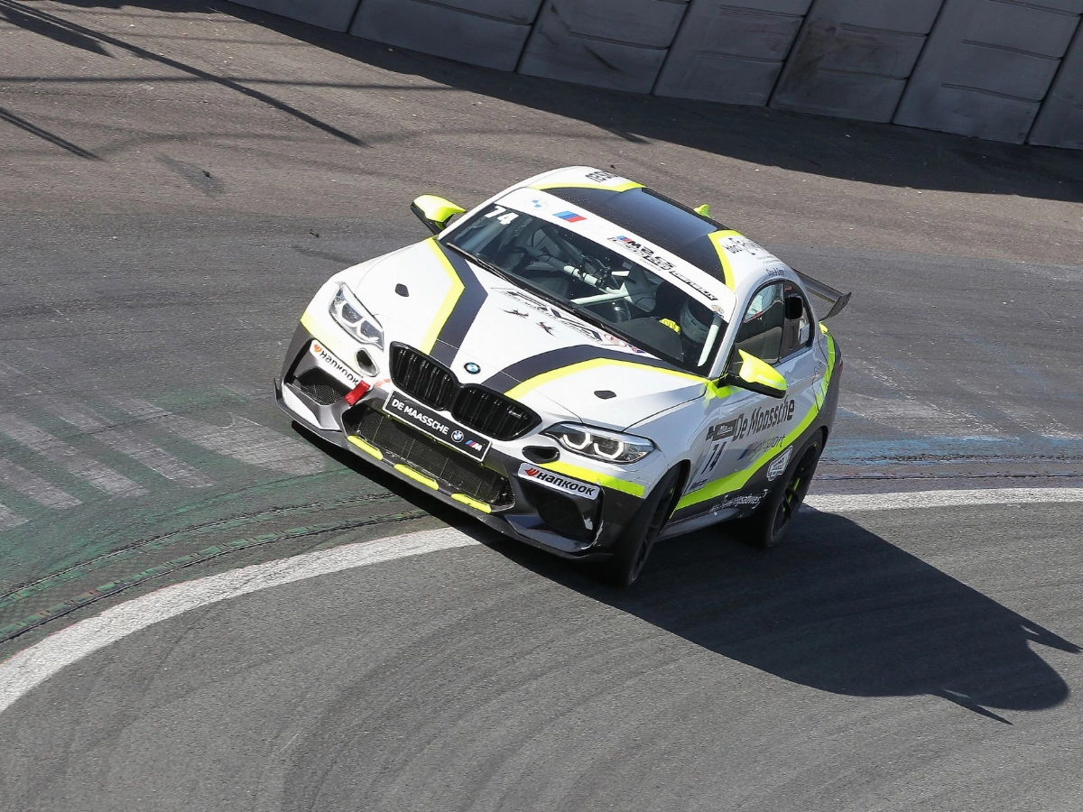 Verdienstelijk debuut Jayden Post in BMW M2 Cup - Schiedam24
