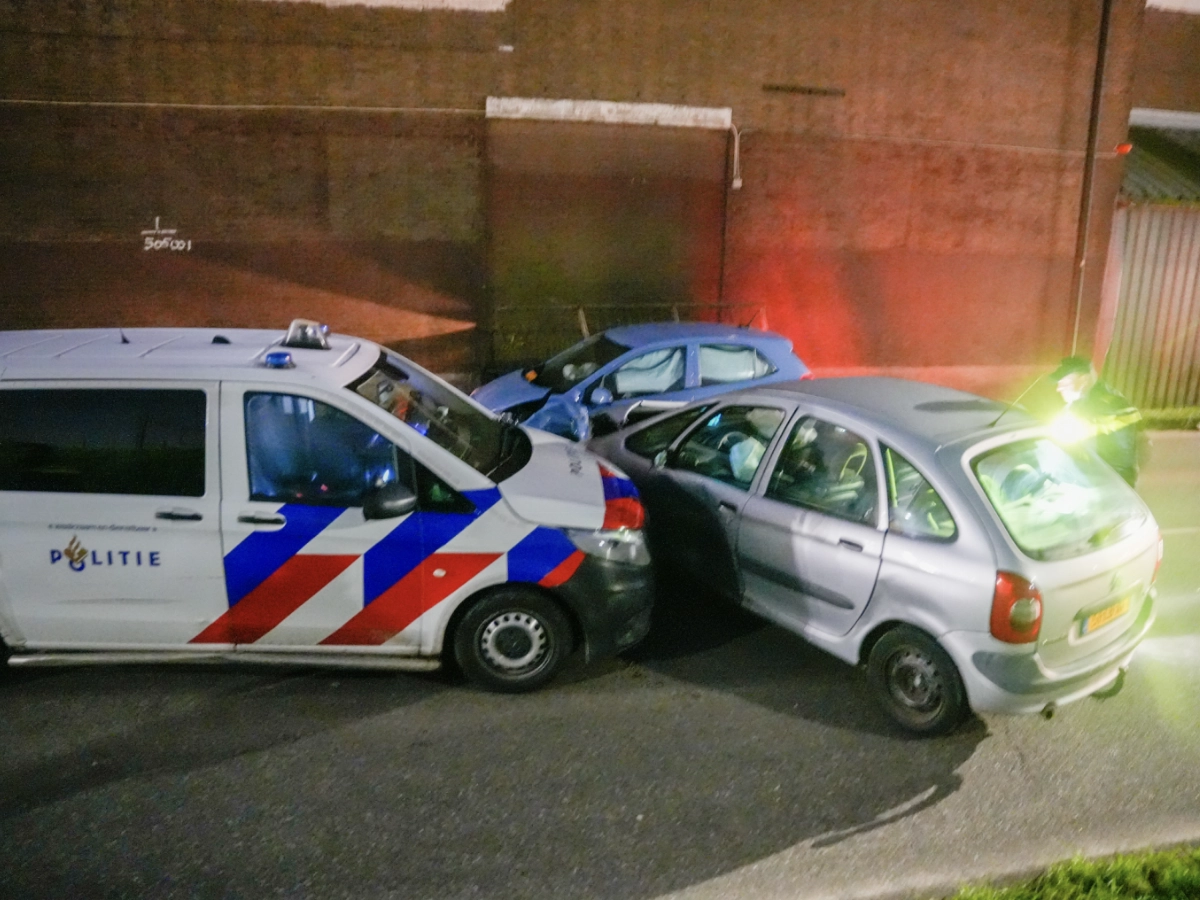 Politie stopt achtervolging door vluchtauto te rammen - Schiedam24