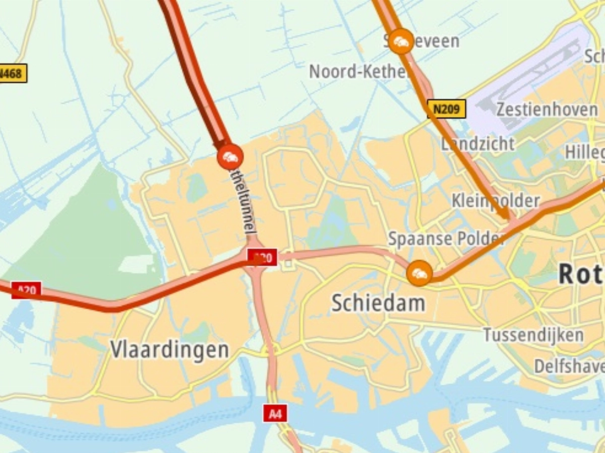 Water op de weg zorgt voor files - Schiedam24