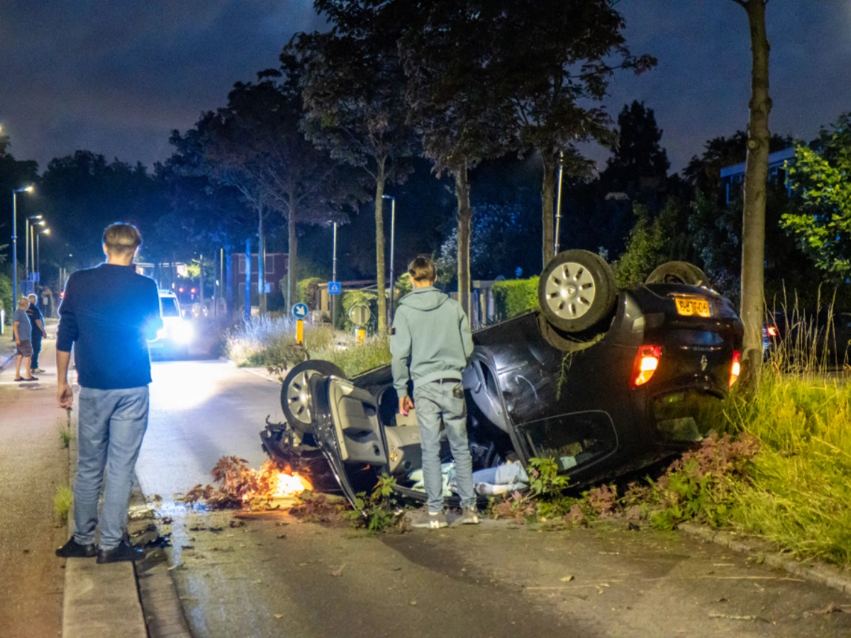 Auto uit de bocht op Zwaluwlaan - Schiedam24