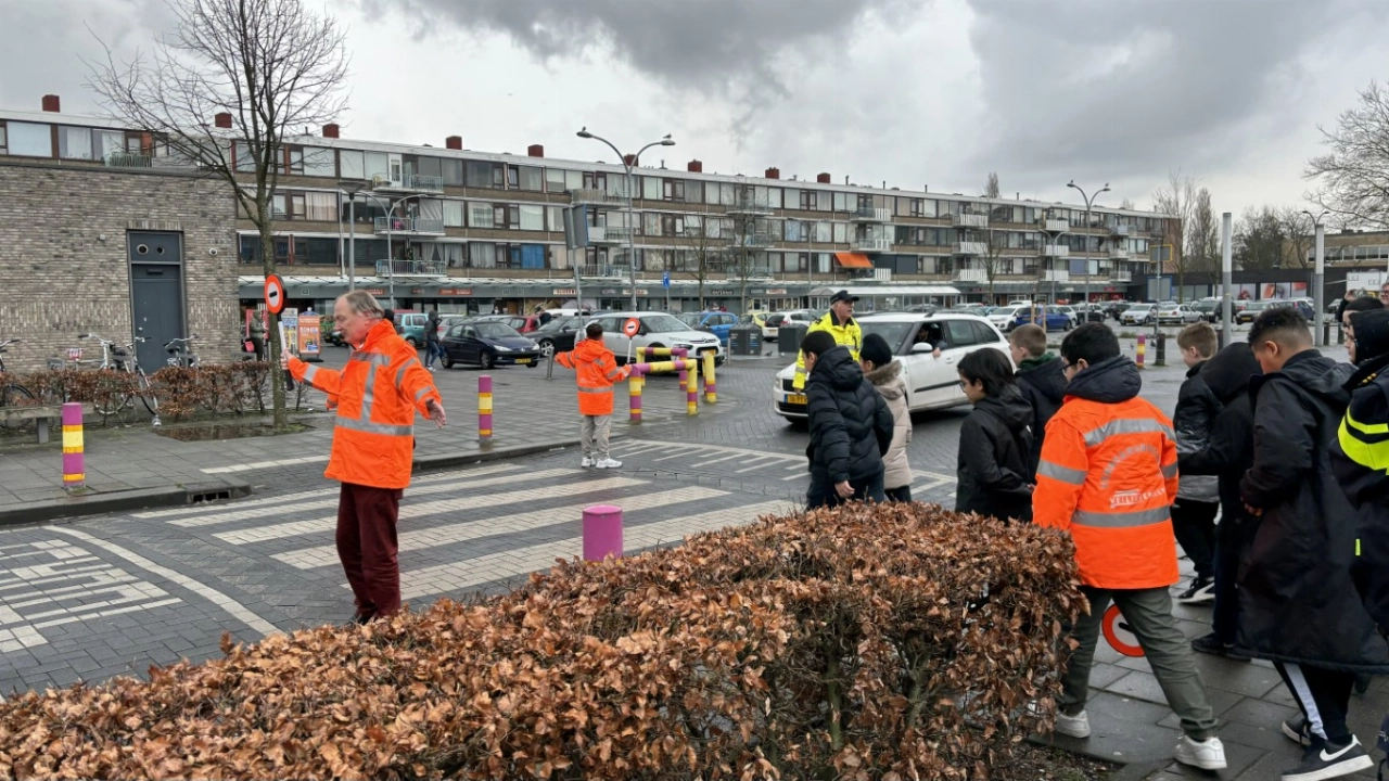 Leerlingen De Wereldwijzer worden klaarover op Plein West - Vlaardingen24