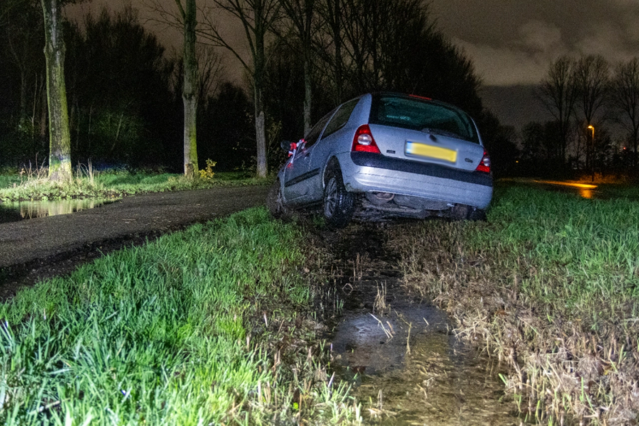 Groot alarm voor auto in greppel - Vlaardingen24