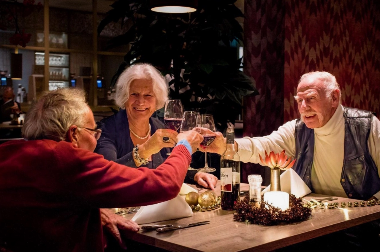 Groot kerstdiner voor ouderen bij Van der Valk - Schiedam24
