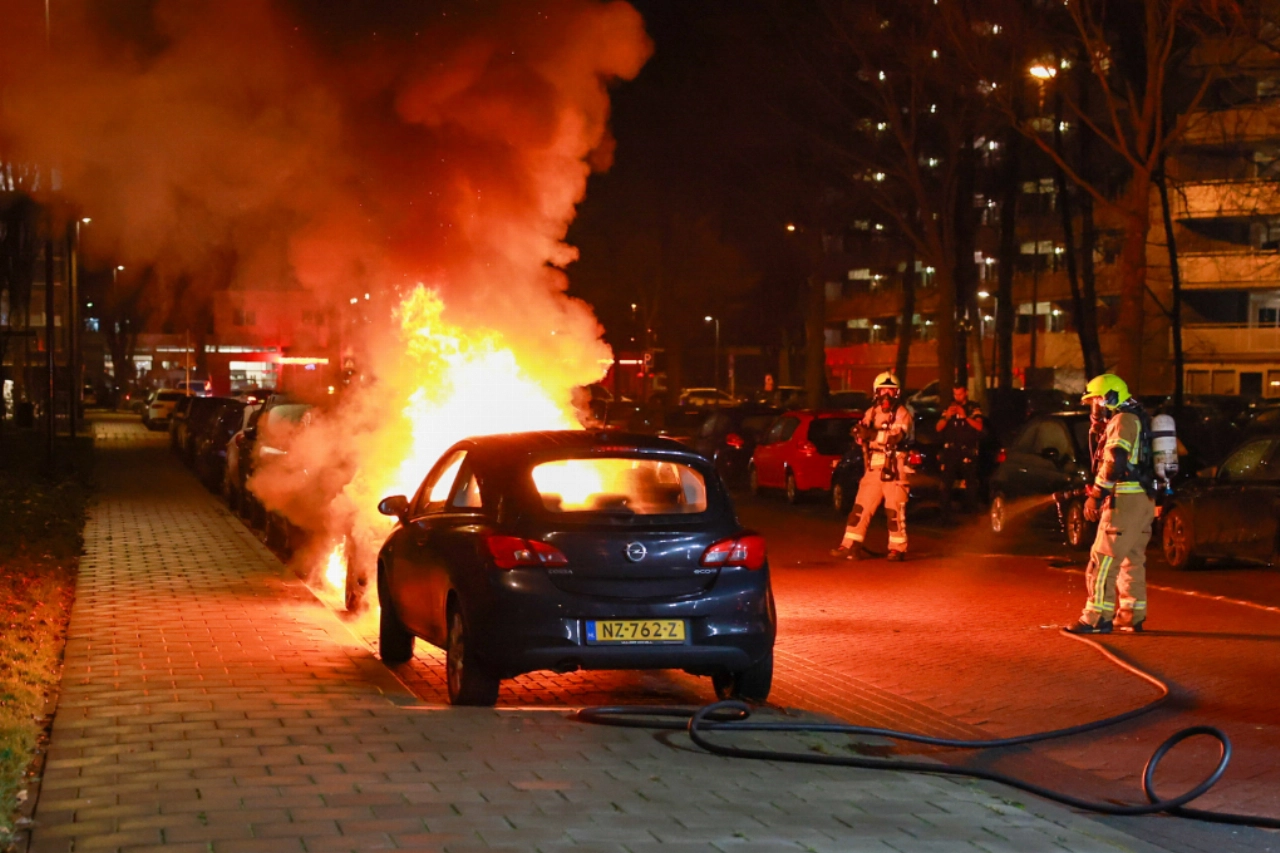 Auto in Groenoord brandt deels uit - Schiedam24